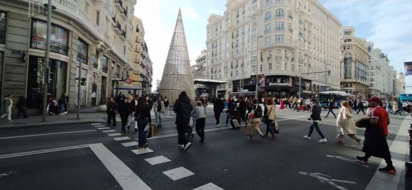 Pedestrians on the Road – Where and how to cross safely | N332.es ...